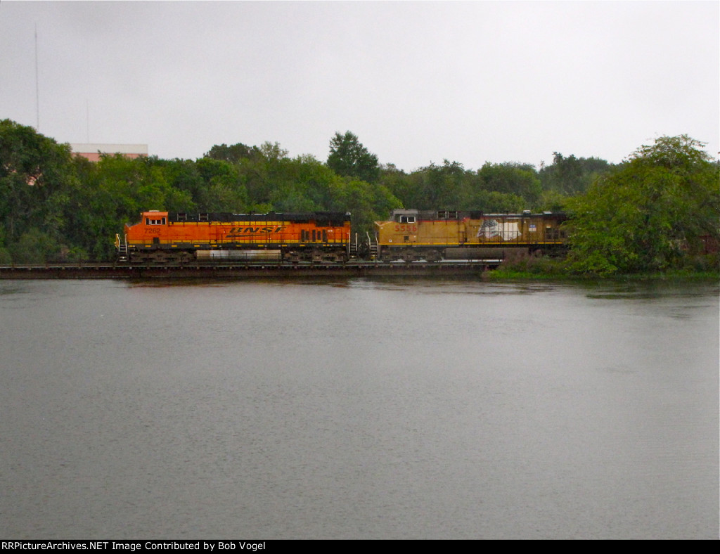 BNSF 7262 and UP 5556